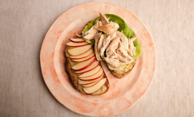 Sándwich de pollo con queso cheddar y manzanas | Cook for Your Life